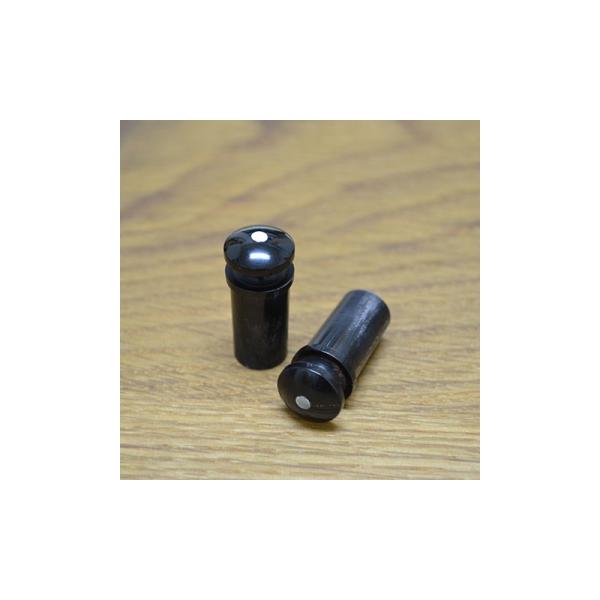 水牛の角を削り出しで加工したエンドピンです。直径が12.4mmの為、ピックアップを外した後のギターに取り付けすることをお勧めします。光沢のある質感が高級感を放ちます。※パールドット付※天然素材な為、模様・質感が1本1本異なります。商品は在庫...