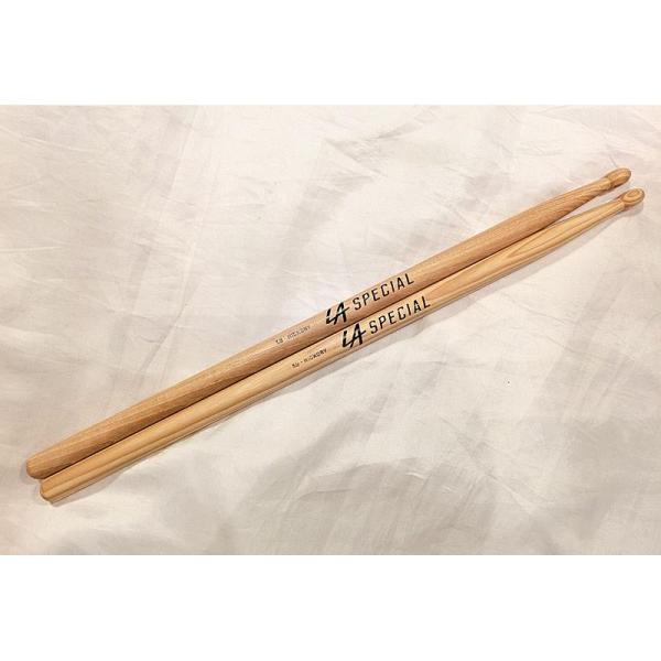 Pro-markのセカンドブランド「LA Special」Hickory 5B Wood Tip Drumstick径：15mm全長：406mmチップ材質：Woodチップ形状：Oval※ロゴデザイン等は予告無く変更される場合がございます。ご...