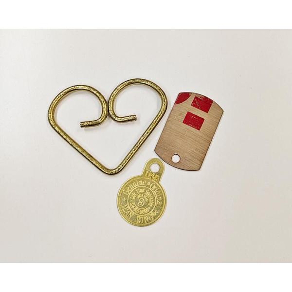 【割れたシンバルを再利用したアクセサリー】割れシンバルをドックタグサイズにカットし、ジーンリングをセットにしたアクセサリーです。※シンバル部分のメーカーやカラーはご指定いただけません。※割れシンバルリサイクル品の為、デザイン、カラーは個体に...