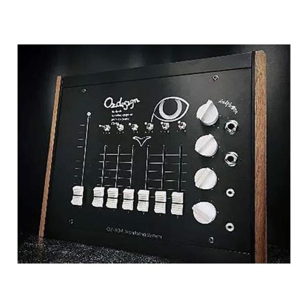 スタジオでのモニター用CueBoxの新スタンダード！※画像はOZ-804 Black sidewoodになります。レコーディング現場でのモニターは、アーティストのパフォーマンスに大きな影響を与える重要な要素です。ただ単にモニター出来れば良い...