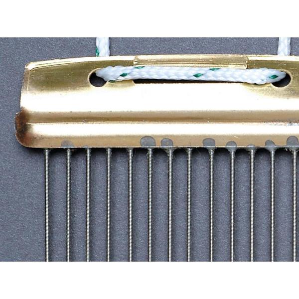 響き線の1本1本がチューニングされた状態で両端のプレートに接着されています。自然な張り具合で、太鼓の音をバランス良くまとめます。コード止め、テープ止めのストレイナーならすべて装着可能です。なお、Grover Proのスネアワイヤーは、しっか...