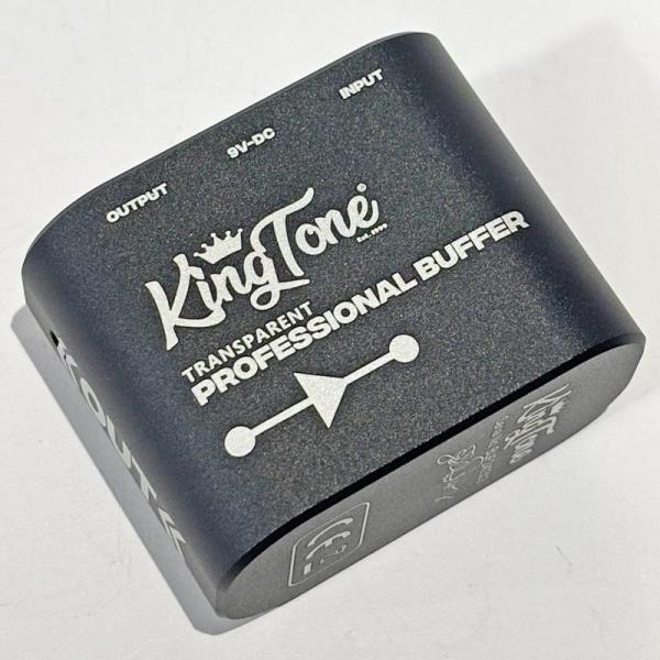 コンパクトながらも強力なKingTone Bufferが希少入荷！低域のボヤケを解消し、更にトップエンドのレスポンスが向上する事で明瞭で立体的なバッファリングを実現！バッファは一見地味に思えるかもしれませんが、セットアップにおいて最も重要な...
