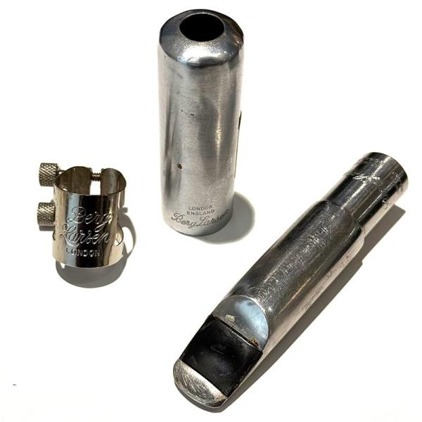 ベルグラーセンのヴィンテージマウスピースです。シャンクの「M」の刻印がずれて打たれていることから「オフセット M」の俗称で呼ばれています。状態としましては、バイトプレートの凹み（摩耗）、テーブルに若干の錆、背面を中心に細かい擦り傷が多数（リ...