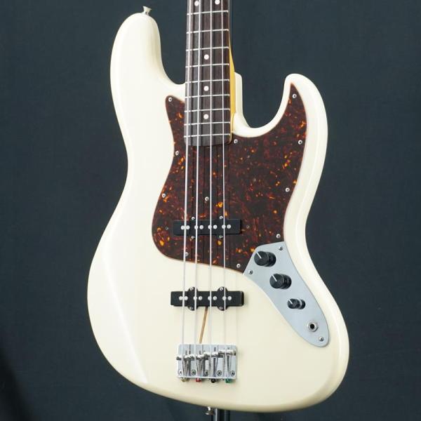 フェンダーの血を受け継ぎ、そのクオリティとルックスで大人気のフェンダージャパンから2006年〜2008年製ジャズベースの中古品が入荷！より素直でクセの少ないトーンで知られるバスウッド材をボディに、メイプル材をネックにローズウッド材を指板に配...