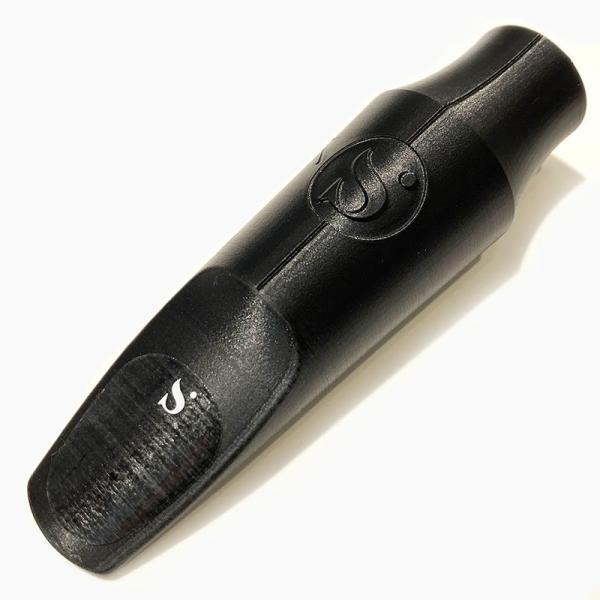 // Syos Tenor Sax mouthpiece - Tomoaki Baba Signature //馬場智章シグネチャーは、サーキュラー(円形)バッフルと中/小チャンバーを特徴とし、ダークで芯のある強力なサウンドを実現します。ご...