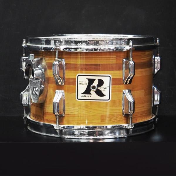 【1970年代中期〜80年製と思われるロジャースの12インチタムが入荷しました！】-Rogers Drums-アメリカのカーフスキン製ドラムヘッドメーカーとして1849年に創業したRogers Drumsは、1930年代頃からドラムの製造を...