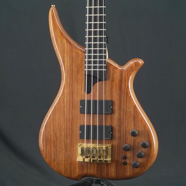 TWB4弦モデルが中古で入荷！国産ブランドの老舗TUNE GUITAR MANIACの代表モデルの1つTWB。アタック感とはっきりとした中高域に、ローミッドと抑えの効いた締りのあるローエンドのふくよかなトーンで、奥深い上質なサウンドに仕上が...