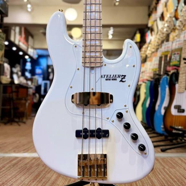 超定番モデルM#245当店カスタムオーダーモデル！ホワイトカラー×ゴールドパーツでシンプルなカラーながら目に留まるカラー相性抜群の1本です！プロ/アマ問わず多くのベーシストから、中でもスラッププレイに拘るベーシストから絶大な支持を集めるAT...