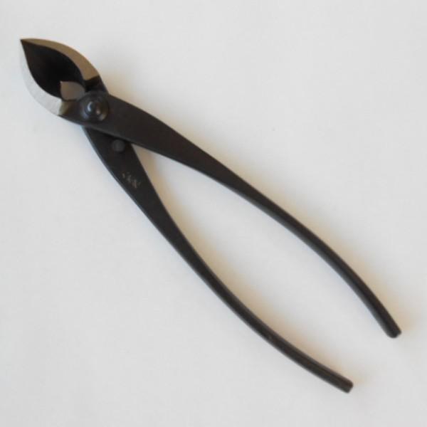 幹から出た枝を元から切り取る場合にお使いください。切り口はえぐった状態になり巻き込みが早くなります。刃の形状は球形でコブ切としても使用できます。