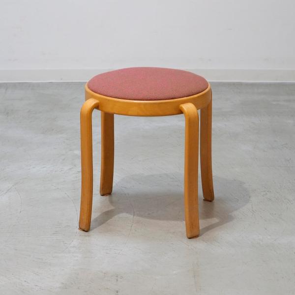 デンマークの家具デザイナー「Rud Thygesen &amp; Johnny S〓rensen」が1981年にデザインを手がけ、「Magnus Olesen」社製造の8000 Seriesの8021ベントウッドスツール（ビンテージ）ルッド...