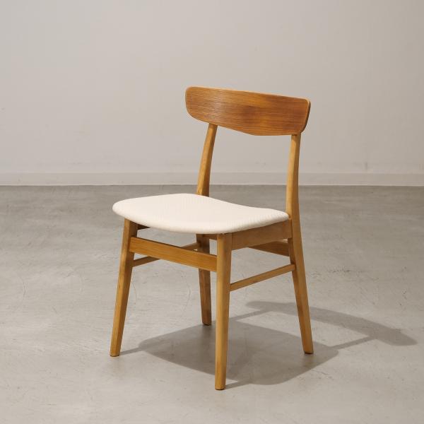デンマークで購入した「Farstrup Mobelfabrik」社のチーク＆ビーチ材のModel.210ダイニングチェア（別名：V-BACKチェア）。座面はリバコ社NCシリーズのアイボリー色（ウール＆アクリル）にて張替えを行い、木部色と座面...