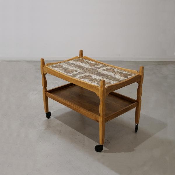 【北欧ビンテージ家具】デンマークの『Henry Kjaernulf/OX-art』がデザインを手がけ、『EG Kvalitetsmobel』社製造のタイルトップのサービングトレイ（ビンテージ）。 ヘンリー・ケアヌルフは、古き良きデンマークの...