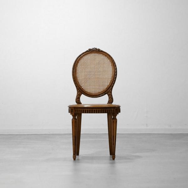 イタリアの『Cugini Lanzani / ランザーニ社』製造のCANEチェア。イタリアブランドの中でも最古のブランドと言われるほど歴史が深く、1798年に創業し現在に至る。フランスアンティーク家具の職人から技術を学び、現在においても、図...