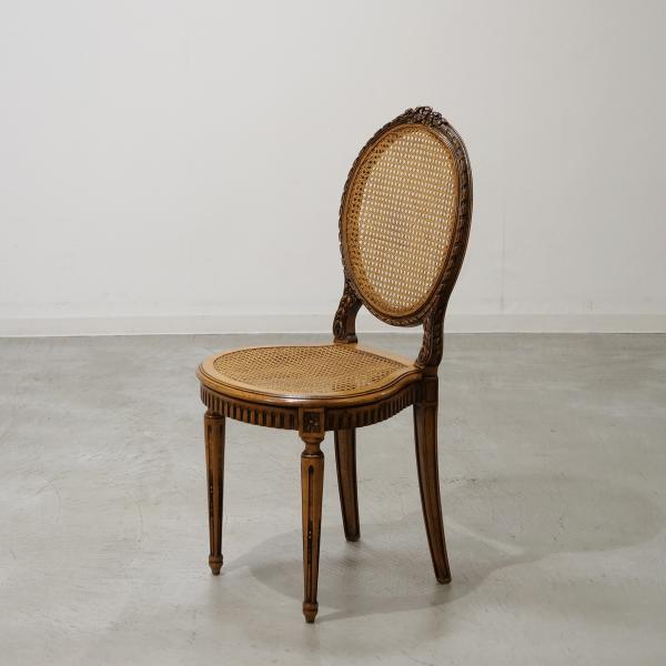 イタリアの『Cugini Lanzani / ランザーニ社』製造のCANEチェア。イタリアブランドの中でも最古のブランドと言われるほど歴史が深く、1798年に創業し現在に至る。フランスアンティーク家具の職人から技術を学び、現在においても、図...