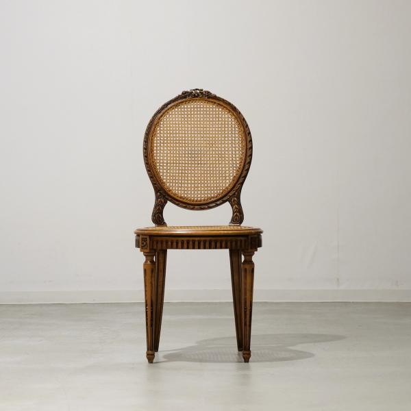イタリアの『Cugini Lanzani / ランザーニ社』製造のCANEチェア。イタリアブランドの中でも最古のブランドと言われるほど歴史が深く、1798年に創業し現在に至る。フランスアンティーク家具の職人から技術を学び、現在においても、図...