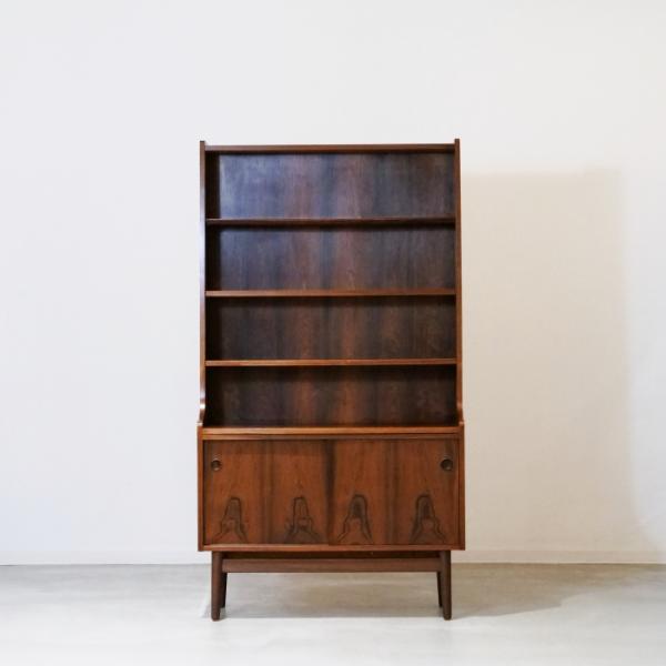 デンマークの『 Johannes Sorth /ヨハネスソース』がデザイン、『 Bornholms Nexo Mobelfabrik』製造のハイキャビネット。美しい木目に一目惚れして惹かれ、買い付けをしたアイテム。重厚感を感じさせる木目を北...
