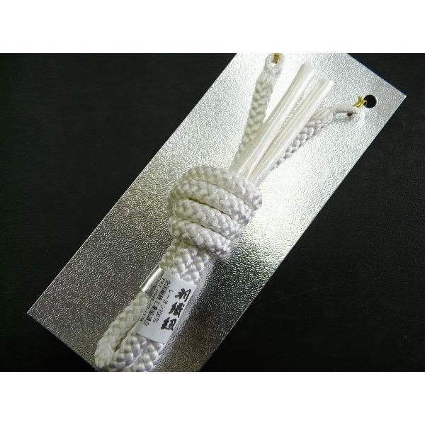 ご覧頂きありがとうございます。男の子のお祝着に欠かせない【羽織ひも】です。ジュニアサイズの白無地４ツ巻。サイズ　長さ：13ｃｍ　着用時に必要な「ひもかん」金色の金具付き房部分にカバー（透明なセロハン）が付いています。着用時には、そのカバーを...