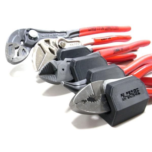 Ｎ−ＭＡＤＥシリーズ、プライヤーホルダーです。価格は１個のお値段です。１ブロックでプライヤー類５本を固定できます。※価格は１ブロックの価格です。※写真に写っているプライヤー類は付属していません。溝の部分には滑り止めのスポンジシールが貼ってあ...