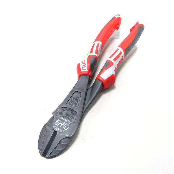 ドイツのNWSというメーカーで、強度と品質に定評がある強力ニッパーです。力を入れやすいパワーグリップ、ピアノ線などの硬質材に対応しています。全長は４種類、こちらは約２４５mmになります。【仕様】全長：約２４５mmジョイント部横幅：約３３．６...