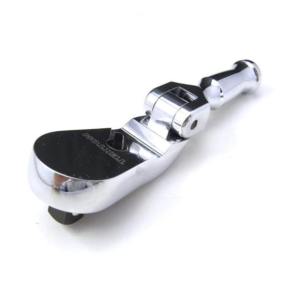 差込角９．５、全長約１２０mmの首振りラチェットハンドルです。ショートタイプの首振りラチェットですが、段差のある特徴的なジョイントで写真のようにL型にして早回しハンドルにもなりますし、完全に折りたたんでパームラチェットとしても使える３パター...