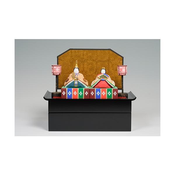 一刀彫による人形作りは、独特の鋭いノミ跡が見せる稜角と面、そして金箔や岩絵具で彩られた微細で華麗な図柄との、見事な調和の美しさにあります。伝統の上にも新しい意匠を盛り込んだ、高橋勇二作の一刀彫人形をお楽しみください。【男雛】約幅7.2cm×...