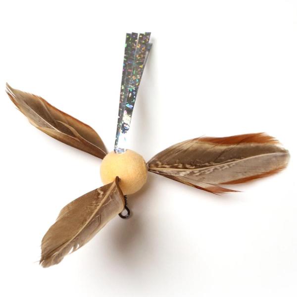 ３枚の羽根とキラカシャテープの組み合わせ。縦横無尽に高速回転しながら部屋中を飛び回ります。