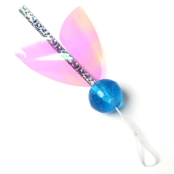 スーパーボールとキラキラフィルムの組み合わせ。ゴムの弾性でよく跳ね、床に這わせると羽根が振動します。