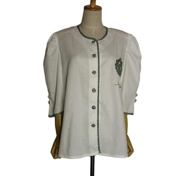 ヨーロッパから入荷。ROSE-BLUSENの、チロルブラウス。肩パット付いています。南ドイツからオーストリアにかけたチロル伝統民族衣装。●ブランド●ROSE-BLUSEN●製造国●-●表記サイズ●D42(目安:XL)●計測●肩幅　約38.0...