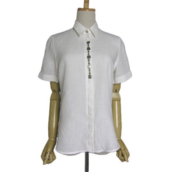 ヨーロッパから入荷。FABIO SANTINIの、半袖リネンシャツ。シェルボタン(貝殻を加工したボタン)使用。生成り。 フライフロントの品のあるデザイン、ユニークな胸元飾り、リネンのナチュラルさがカントリー感を漂わせ、飾らない大人の魅力を引...