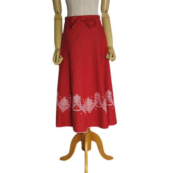 ヨーロッパから入荷。hirschbergの、チロルスカート。南ドイツ・オーストリアを中心とした地域伝統の民族衣装を、より日常に溶け込むようにカジュアルにした、大人の女性が楽しめる、カントリーデザイン。●ブランド●hirschberg●製造国...