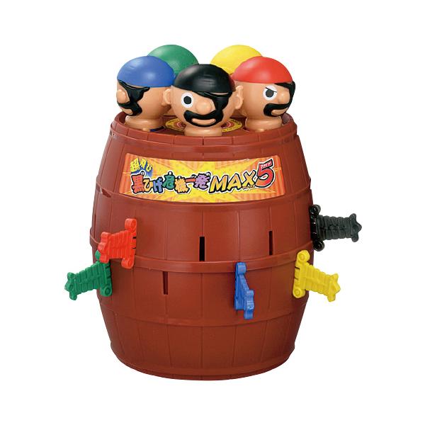 黒ひげ危機一発45周年NEWアイテム登場!今度の黒ひげは5倍増し！ 5人の黒ひげが5倍飛んで5つのゲームで楽しめる！●内容／MAX5タル×1、黒ひげくん人形×5、剣（青・黄・黒・緑・赤 各×4）●サイズ／W160×D160×H210mm●重...