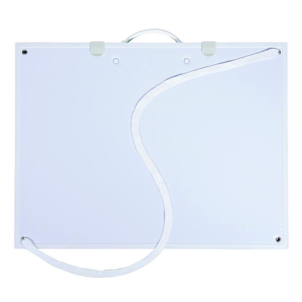 410g と軽量ですので、持ち運びが便利です。●メーカー名／サクラクレパス●四ツ切用●サイズ／縦440×横580mm●厚み／約7.6〜8mm（ふち）、約5.8〜6mm（面）●材質／本体：PP・紙、持手・枠：PVC、クリップ：PP●付属品／肩...