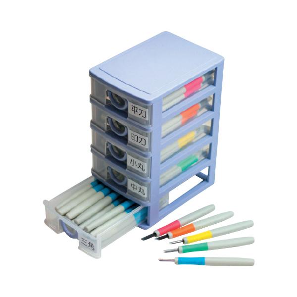 刀は2層鋼（付鋼）で切れ味鋭い彫刻刀5種入りのグループ用セットです。●内容／彫刻刀5種100本（平丸刀7.5mm、印刀7.5mm、丸刀3mm、丸刀6mm、三角刀3mm×各20本）●サイズ／W133×D190×H255mm●付鋼製