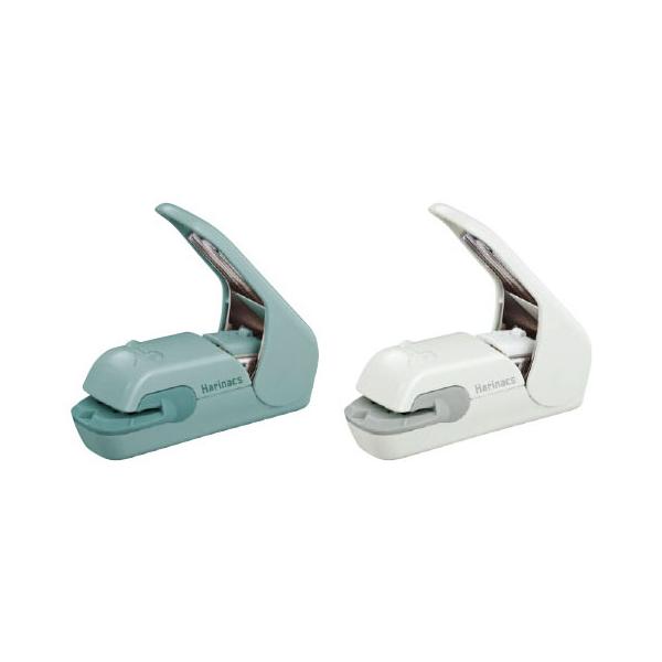 穴をあけずに紙をとじる圧着タイプ。とじ部わずか1cmでとじ跡が目立たない！●サイズ／W34×D95×H85mm●材質／本体：スチール、レバーカバー・ミドルカバー・アンダーカバー：再生ABS、用紙挿入口：ABS、ストッパー：POM、リアカバー：PP