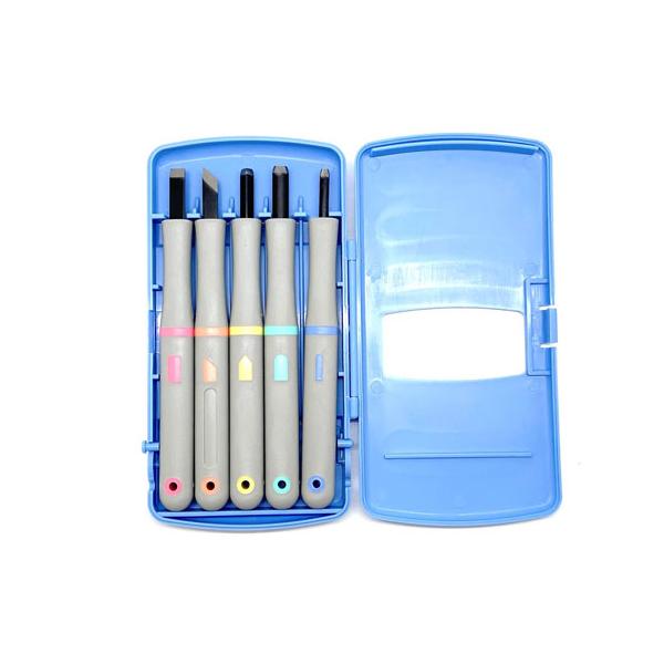 安全性・携帯性・強度を追求して開発した、ロック付のプラケース入り彫刻刀です。すべりにくく使い易さ抜群のラバーグリップ！スタンド機構が付いていて、たいへん取り出し易くなっています。●メーカー名／義春刃物●全鋼製5本組●ハンドル／ABS樹脂・エ...