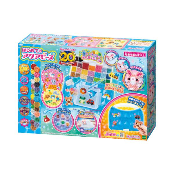 トレイ、アクアビーズペン、きりふき付きなので、このセットだけですぐにあそべます。●内容／まるビーズ、キラキラビーズ、ポリゴンビーズ、スタービーズ(合計25種 約1300個)、ポップアップビーズトレイ、Wアクアビーズペン、きりふき、ジョイント...