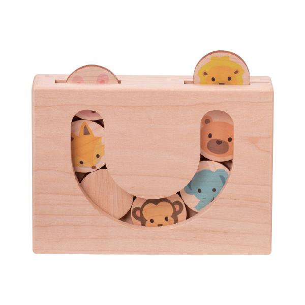 動物チップを1 枚入れると反対の穴から他の動物がひょっこり顔を出す！ ●内容／本体、動物チップ×7 ●サイズ／パッケージ：W17.4×D12.3×H5.1cm ●重量／340g ●材質／木