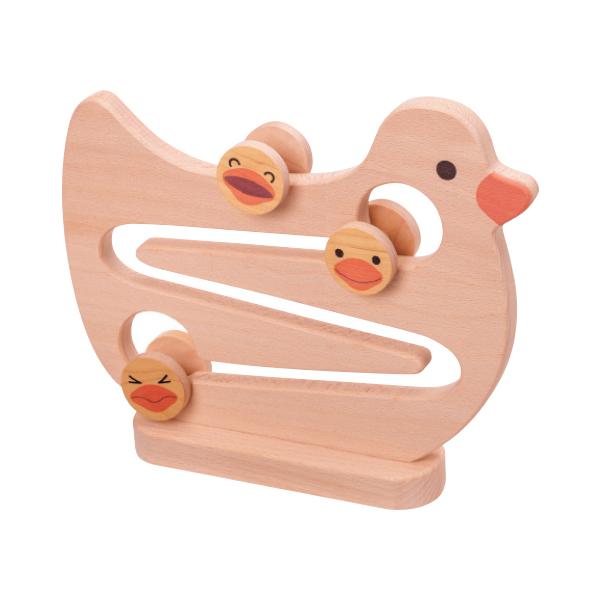 あひるの親子のスロープトイ。かわいいヒナが親鳥に甘えながら、くるくる回って下りてきます。 ●内容／本体、コマ×3 ●サイズ／パッケージ：W29.5×D23.6×H5.8cm ●重量／665g ●材質／木