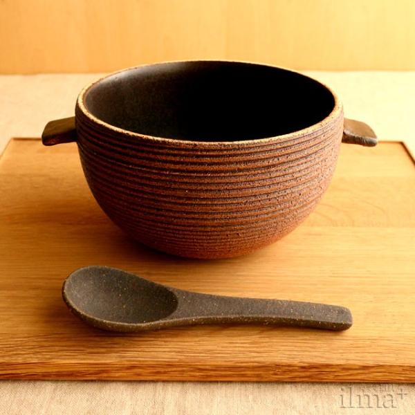 【色味についてのご注意】※ロットにより外側の色味が異なりますので何卒ご容赦ください。■耐熱仕様なので直火でもOK丸くコロンとしたボウルの両側に持ち手がついたかわいらしいオジヤ鍋です。周囲には円周状の溝が幾重にも彫られ、少し粗めの陶土が微妙な...