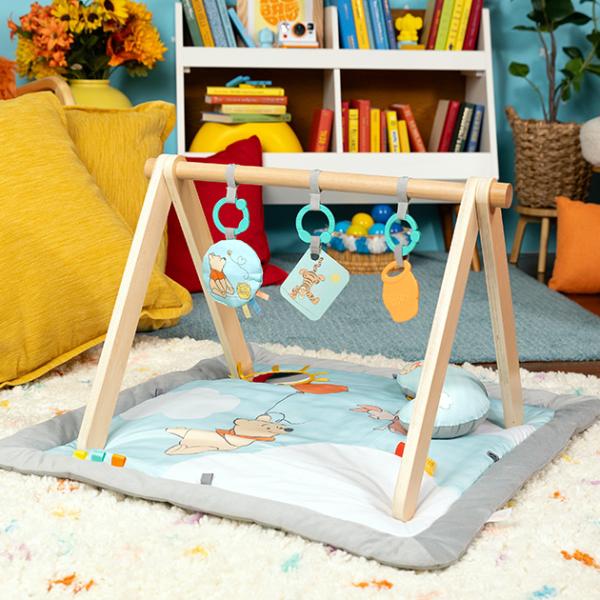 企画:企画：アメリカ製造：中国対象年齢:0ヵ月〜サイズ:76cm×76cm×47cm重量:約2kg材質:ポリエステル、PETG、PP、POE、木備考:★くまのプーさん、ぶたのピグレット、とらのティガーが描かれたプレイジムです。赤ちゃんが喜ぶ...