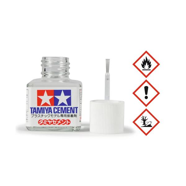 プラスチックモデル作りの必需品、接着剤。使用中の安定を重視して決められた四角いビンです。たて、横それぞれ約4cm、高さが約3.5cm。<br>作業中にたおれる心配が少なく、また、万一倒れても一度に多量の接着剤が流れ出てしまうこと...