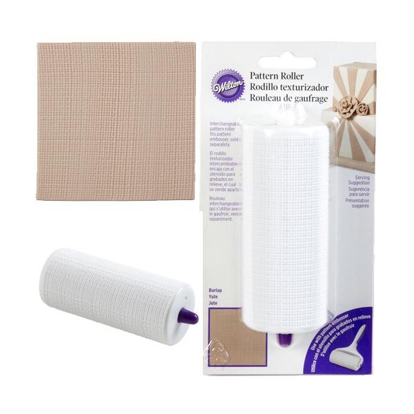 フォンダンやガムペーストの上をコロコロ転がすだけで、簡単にエンボスの模様が出来ます。ローラーハンドルのサイドのボタンを押すだけで、簡単にローラーの着脱ができます。シリコンローラー の幅は約10cm、シームレス。Fabric Embosser...