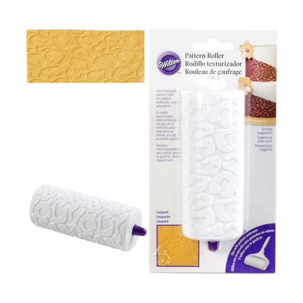 フォンダンやガムペーストの上をコロコロ転がすだけで、簡単にエンボスの模様が出来ます。ローラーハンドルのサイドのボタンを押すだけで、簡単にローラーの着脱ができます。シリコンローラー の幅は約10cm、シームレス。Leopard Embosse...