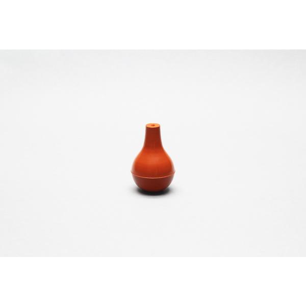 【特長】・天然ゴム製で、用途や容量に応じて加工利用が可能なスポイト球です（穴は開いておりません）【仕様】品番：０３容量：18ml吸上量：12ml※先端穴開け最大径：5mmまで【寸法：(mm)】球径：33.5上面径：φ11高さ：52※先端取付...