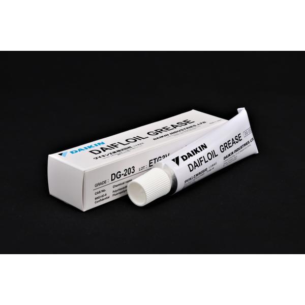 【仕様】タイプ：潤滑・離型容量：50gチューブ入【特長】・優れた耐薬品性を持ち、室温での次の薬品の中に5ヵ月間浸漬して全く異常が認められません。（濃塩酸、濃硫酸、濃硝酸、濃アンモニア水、30％臭化水素、50％力性ソーダ、50％フッ酸、80％...