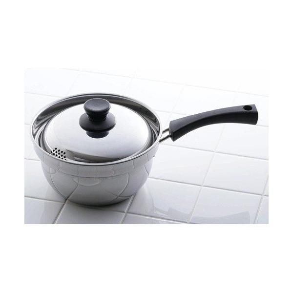 Point(1)沸騰したお湯がスムーズに対流するように、本体の底の丸みを大きくしました。このお湯の流れが泡を潰すので、泡の発生をブロックします。Point(2)沸騰時に発生する泡が蒸発するように、フチに段を付けて高くしました。このフチにあた...