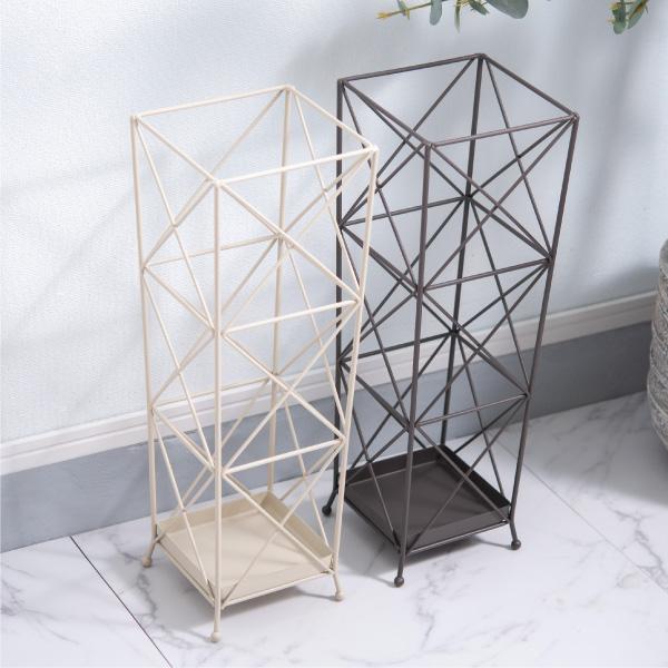 幾何学的なワイヤー形状がおしゃれなワイヤースタンド。アイボリーカラーはナチュラルインテリアにも相性が良く、ブラウンカラーはレトロな雰囲気にもマッチします。【サイズ】幅15×奥行15×高さ45cm【 素 材 】スチール(粉体塗装)【原産地】中...