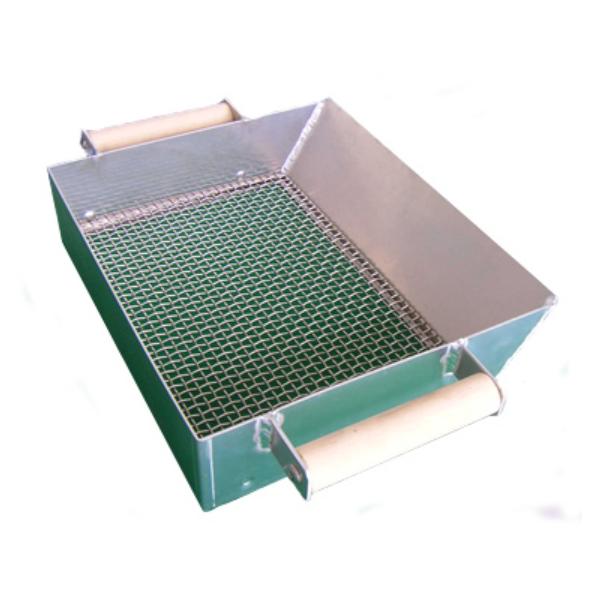 舗装用作業用具 アルミふるい 本体＋網●特徴「らくらくふるい」は、アルミ製のため軽量で使いやすく、しかも衣服を汚さない篩（ふるい）です。木製取手で持ち手が熱くならず、また網の交換がワンタッチで可能など、作業性を向上させる工夫がなされています...