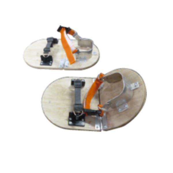 ●特徴「らくらくゲタ」は、舗装直後の歩行時に、足裏の保護や足跡の付着防止に不可欠な舗装用ゲタで、中折れ式になっているため、歩行しやすいのが特長です。長時間履いて作業をしても疲れにくく、作業員にやさしい構造になっています。舗装面の足跡防止ゴム...