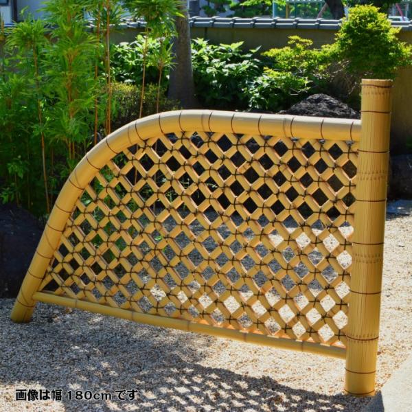 ■サイズ幅90×高さ90cm■材質天然竹■詳細・設置方法表裏は同じデザインです。脚を設置用杭などで固定してください。■特徴天然の白竹で作られた竹垣です。垣根や目隠しフェンスとして、庭と通路の区切りに、お庭のアクセントに。■注意事項天然竹のた...